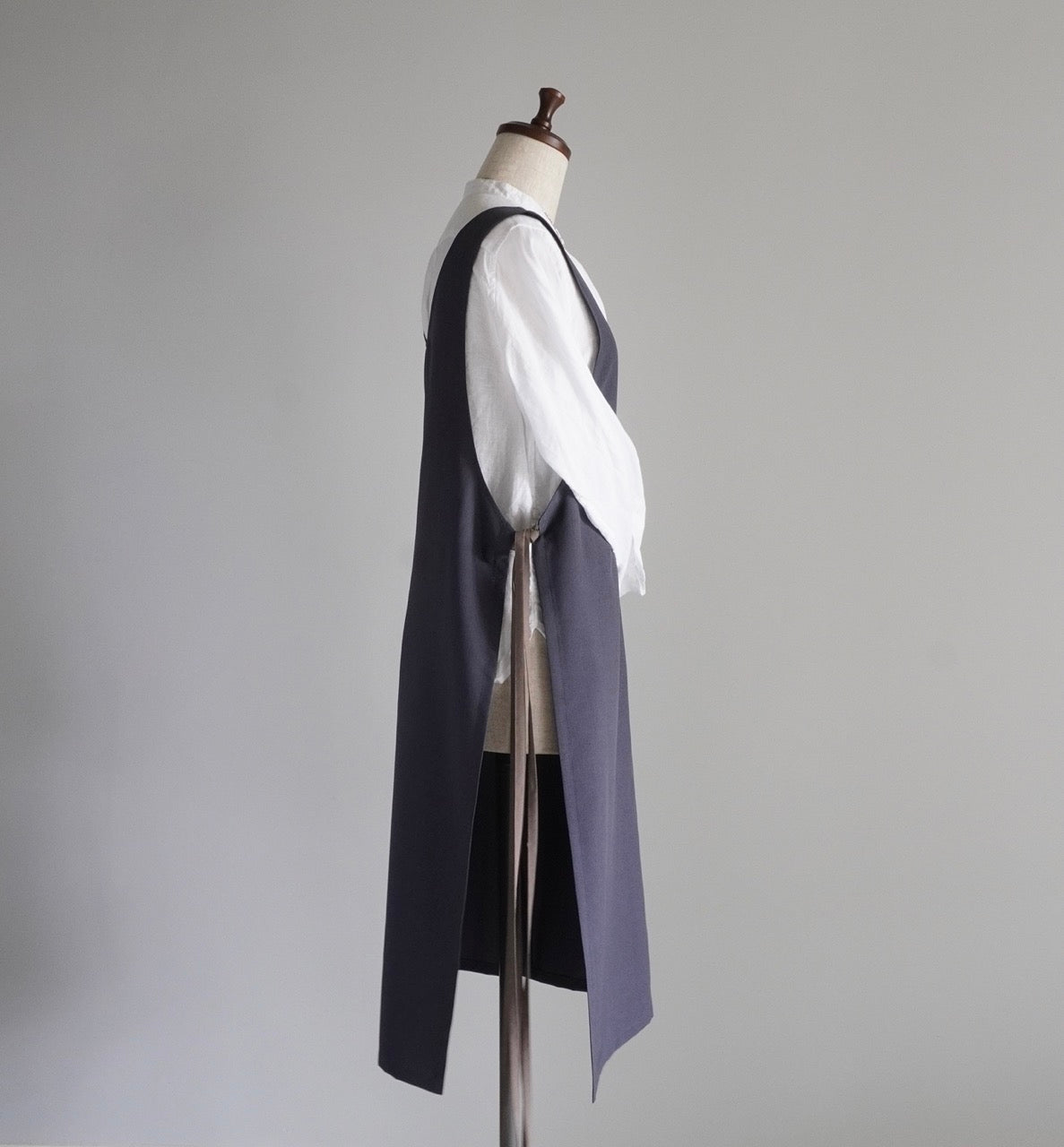 ワンピースタイプエプロン【ネイビーグレー】 /tokitoGOHAN – tokito GOHAN